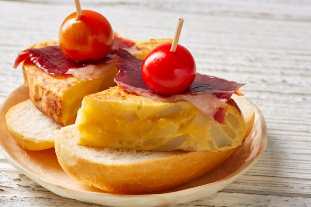 Pincho de Tortilla con Jamón | Receta Clásica - Jamones Sierra Morena